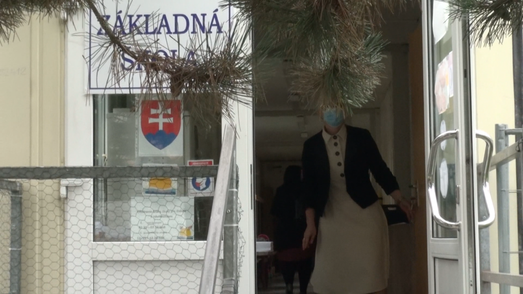 V Richnave sa časť žiakov učí doma, čakajú na postavenie školy - Správy ...