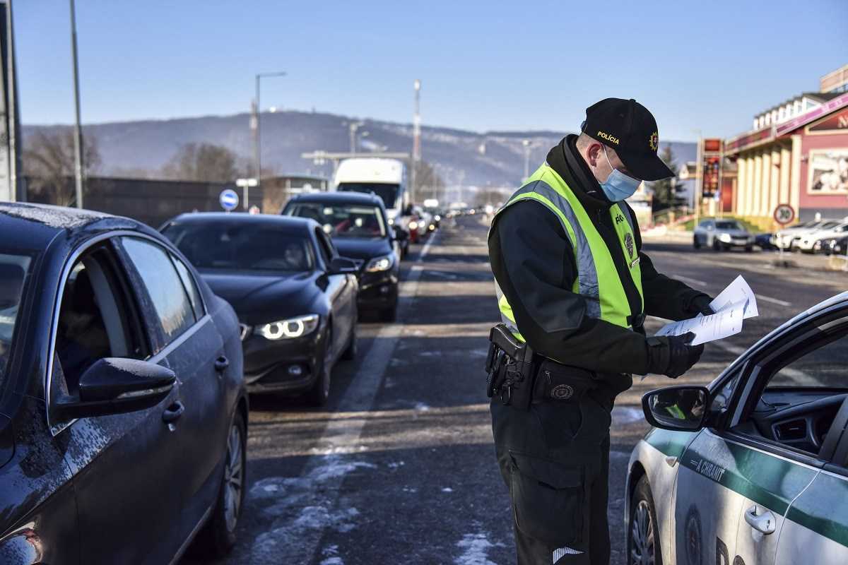 Na hraniciach začal platiť prísnejší režim, po príchode na Slovensko je potrebná karanténa ...