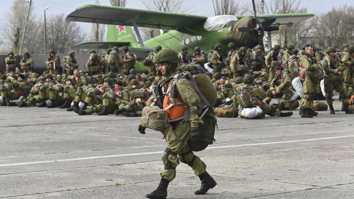 Ruskí výsadkári sa vracajú z cvičenia v Bielorusku, dvaja z nich ...