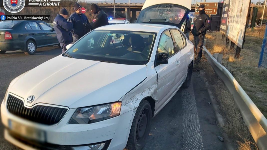 Maďarskí policajti v Bratislave zastavili unikajúce auto s migrantmi - Správy STVR