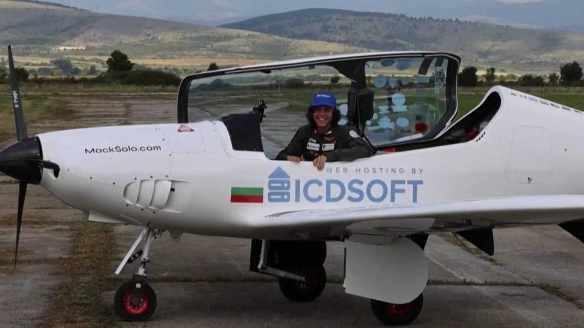 Najmladší pilot obletel svet na slovenskom lietadle - Správy STVR