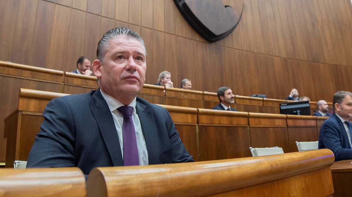 Odvolávanie Romana Mikulca sa presúva - Správy STVR