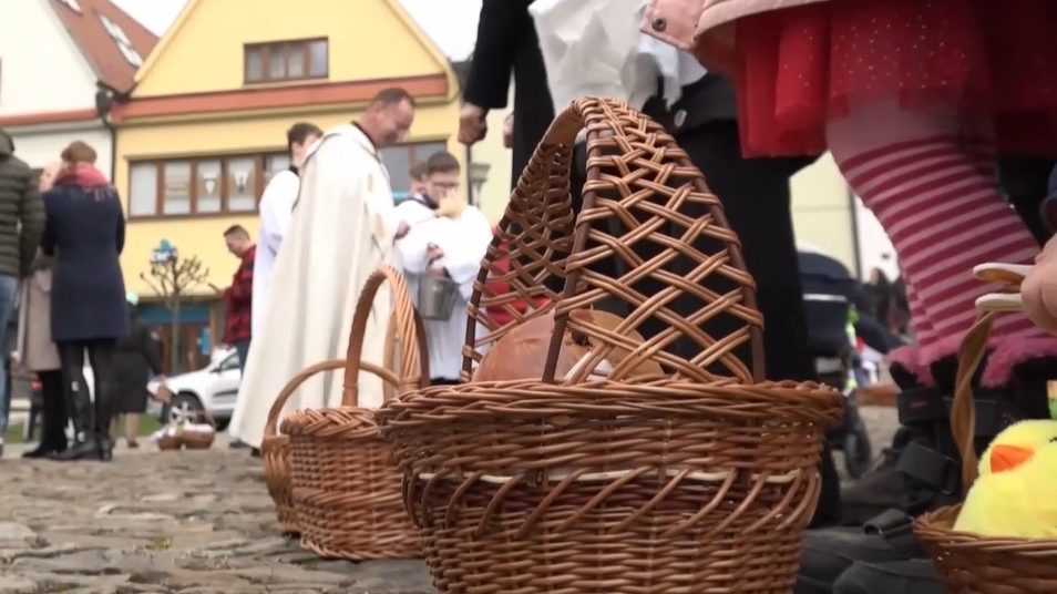 Na východnom Slovensku požehnávali košíky plné veľkonočných dobrôt ...