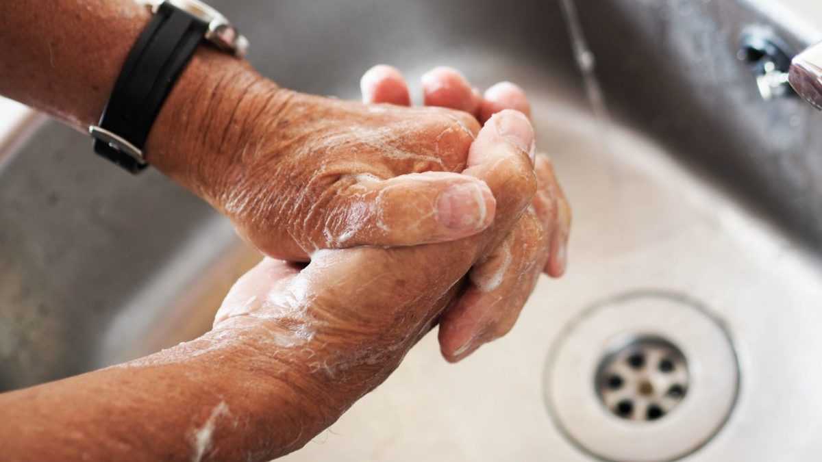 ÚVZ: Ruky nestačí len opláchnuť vodou, to je iba začiatok - Správy STVR