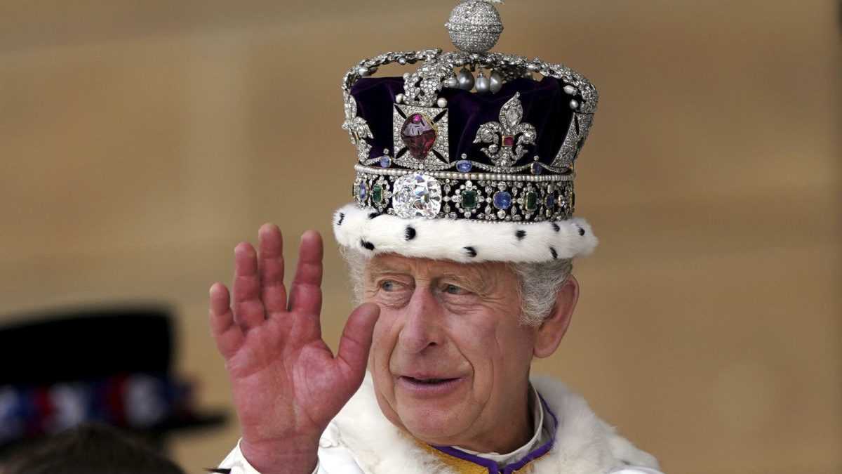 Karol III. z balkóna Buckinghamského paláca pozdravil davy ľudí ...