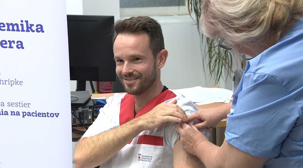 V bratislavskej nemocnici očkovali zdravotníkov - Správy STVR