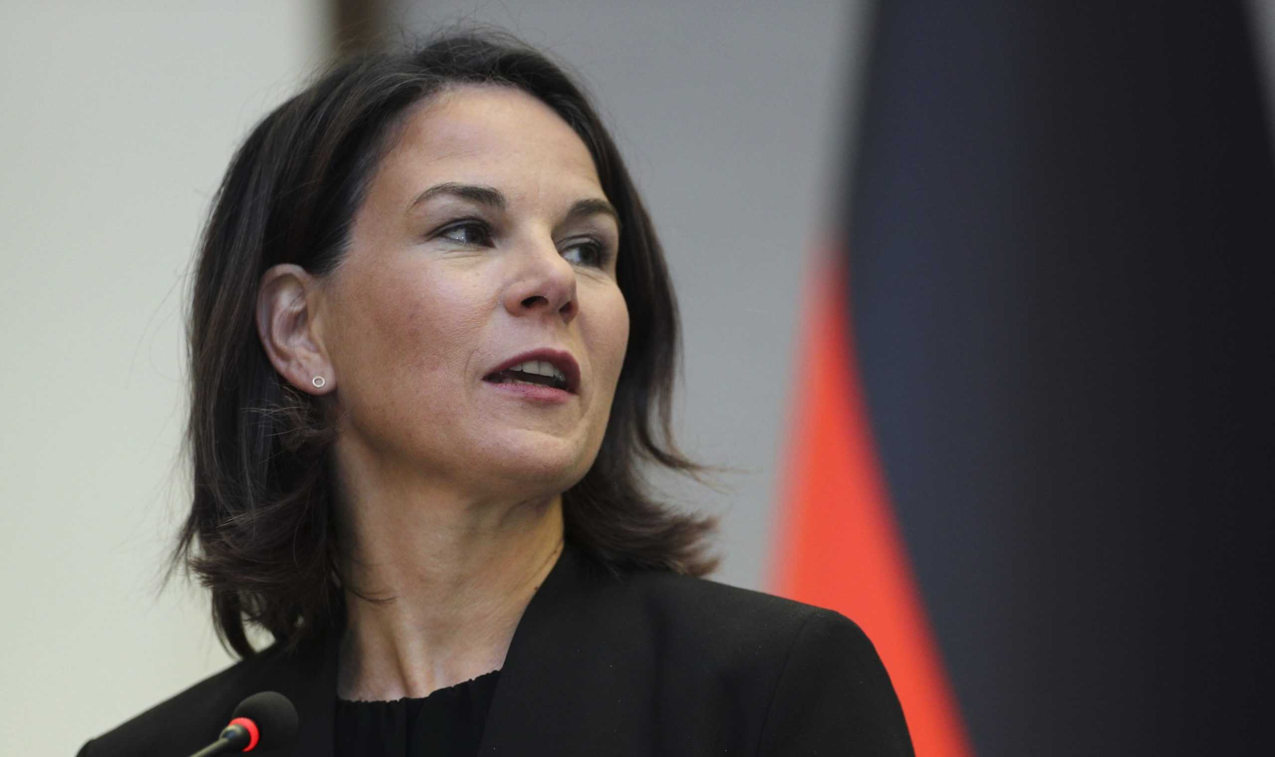 Minister sa pokúsil pobozkať kolegyňu, tá sa uhla - Správy STVR