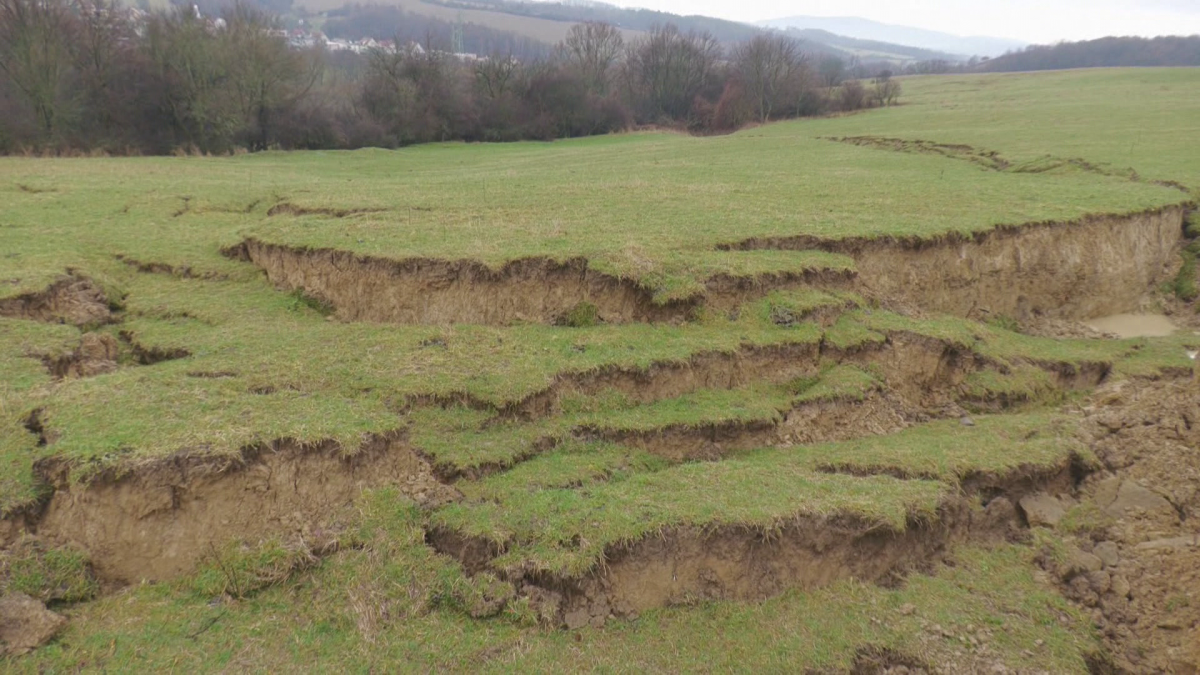 Zosuvy pôdy zaznamenali viaceré kúty Slovenska - Správy STVR