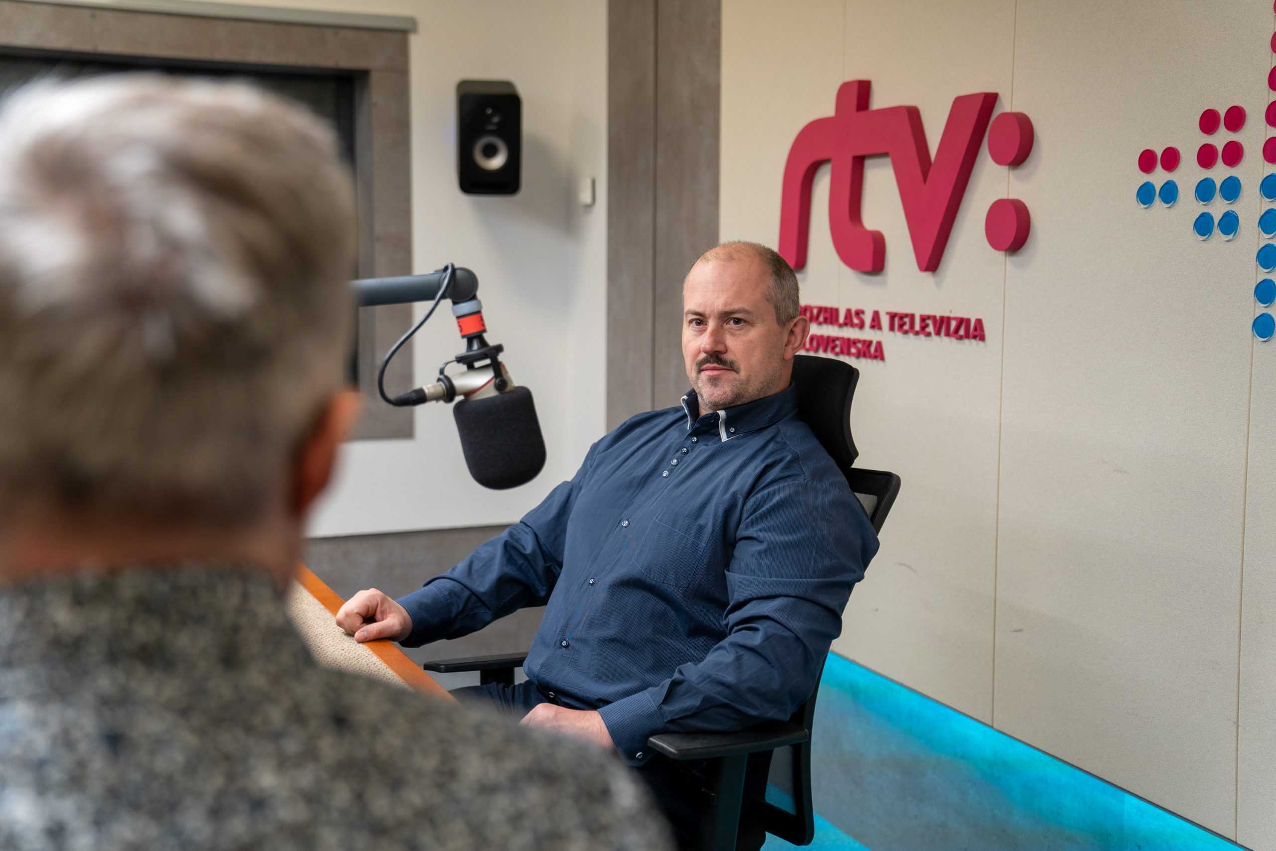 Kotleba: Nestačí nadávať v krčme pri pive a búchať päsťou po stole ...