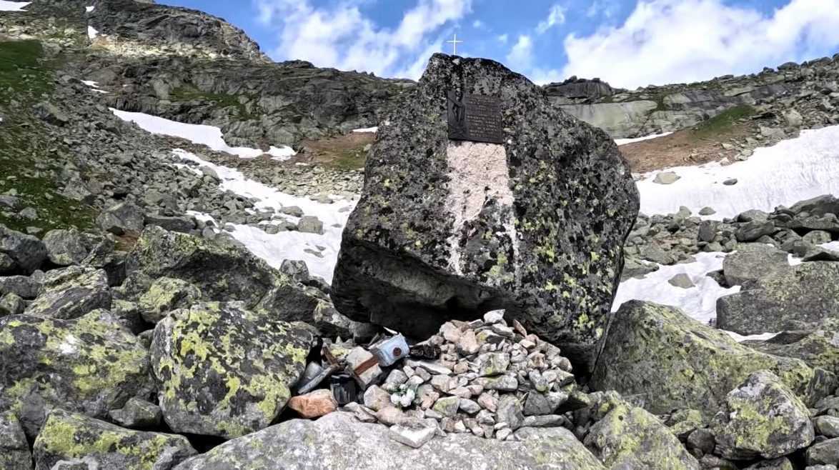 Leteli na pomoc, no sami zahynuli. V Tatrách im odhalili pamätník ...