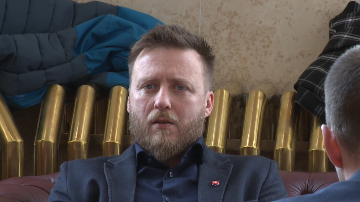 Zatiaľ čo odborníci sa búria, SNS stojí za Petrom Kotlárom - Správy STVR