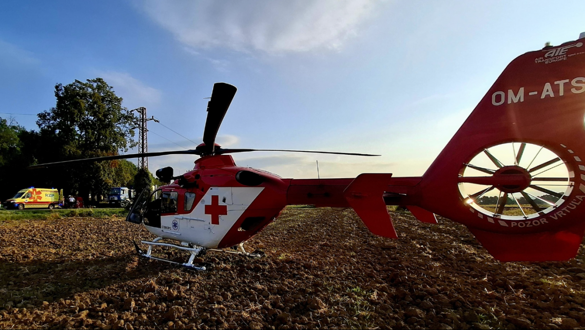 Leteckí záchranári pomáhali vodičke po náraze do stromu - Správy STVR