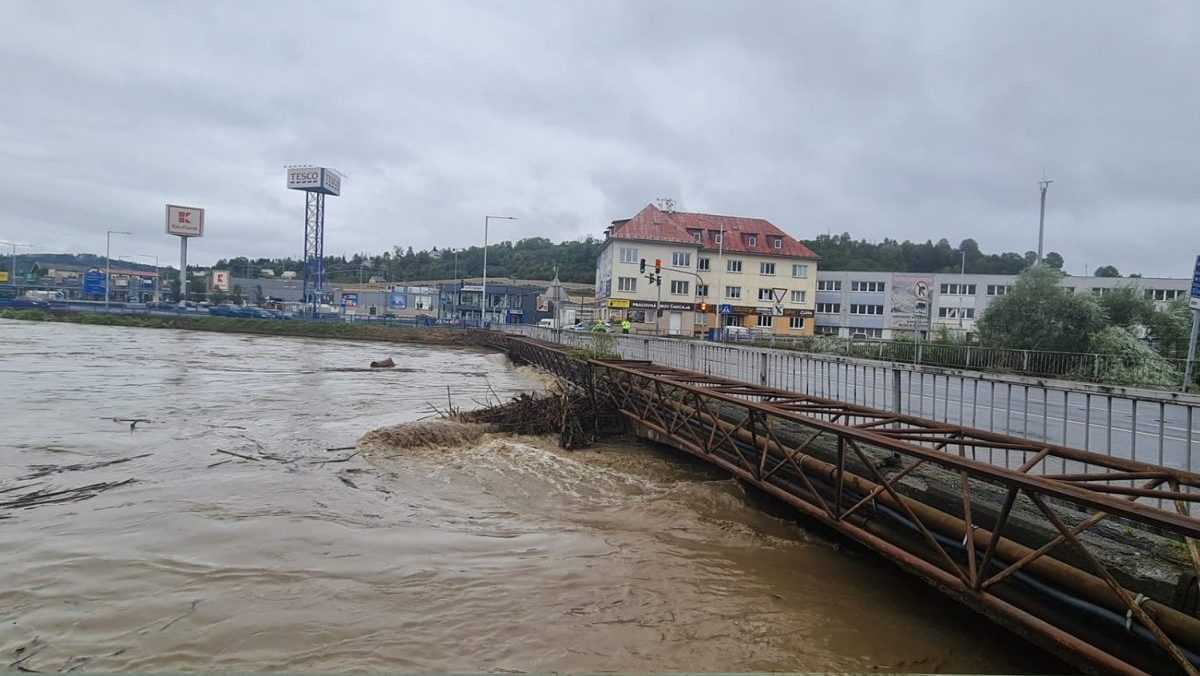 Obyvatelia Stupavy sa majú pripraviť na evakuáciu. V Čadci sú ohrozené ...
