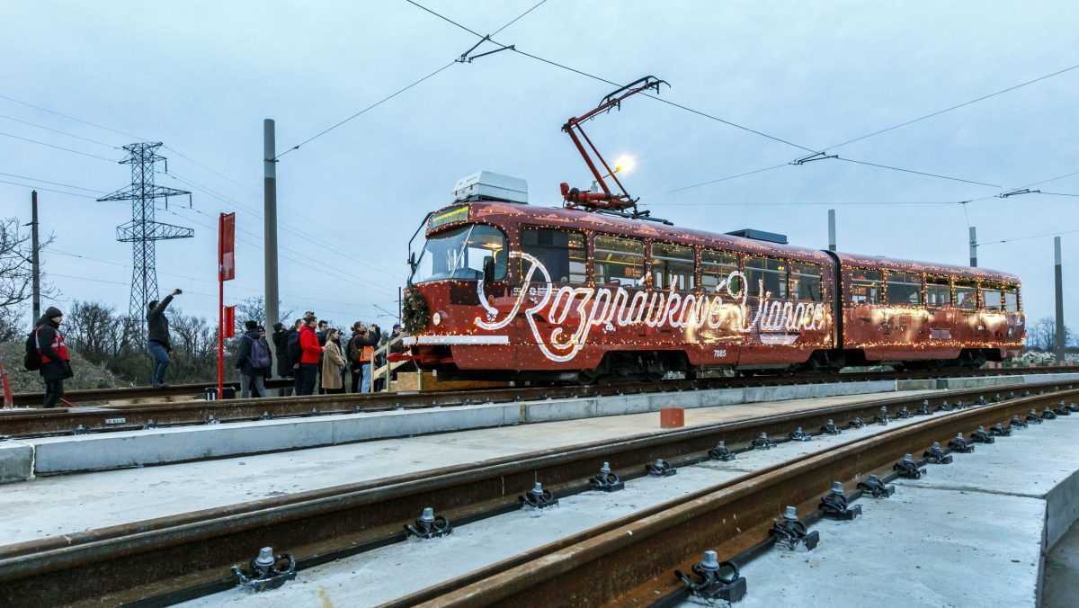 Po trati v bratislavskej Petržalke prešla prvá skúšobná električka ...