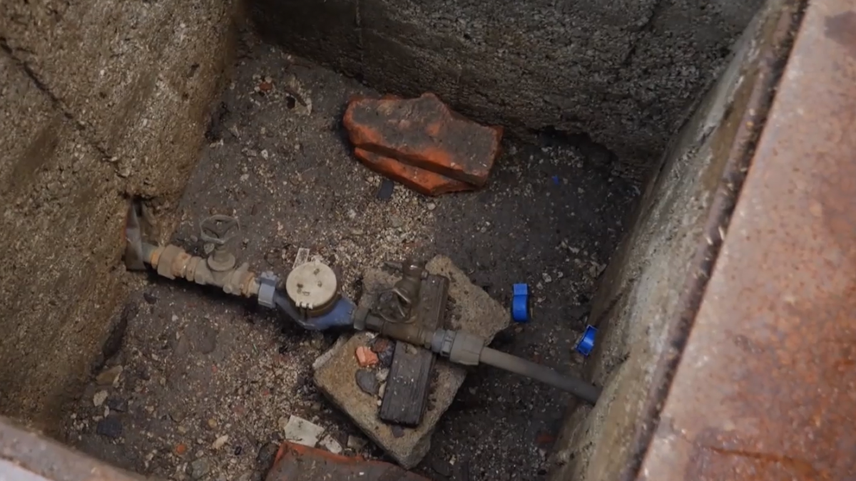 Vodárne vyzvali pani Ľudmilu, aby opravila prasknuté potrubie - Správy STVR