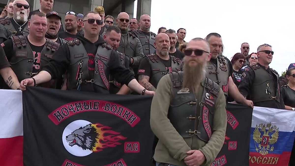 Noční vlci sa zastavili na Slavíne, boli tam však aj demonštranti- Správy STVR