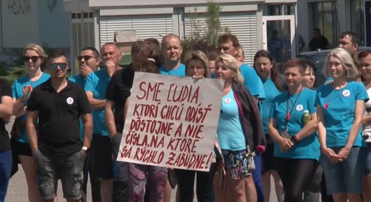 Zamestnanci Ecco Slovakia štrajkovali za vyššie odstupné - Správy STVR
