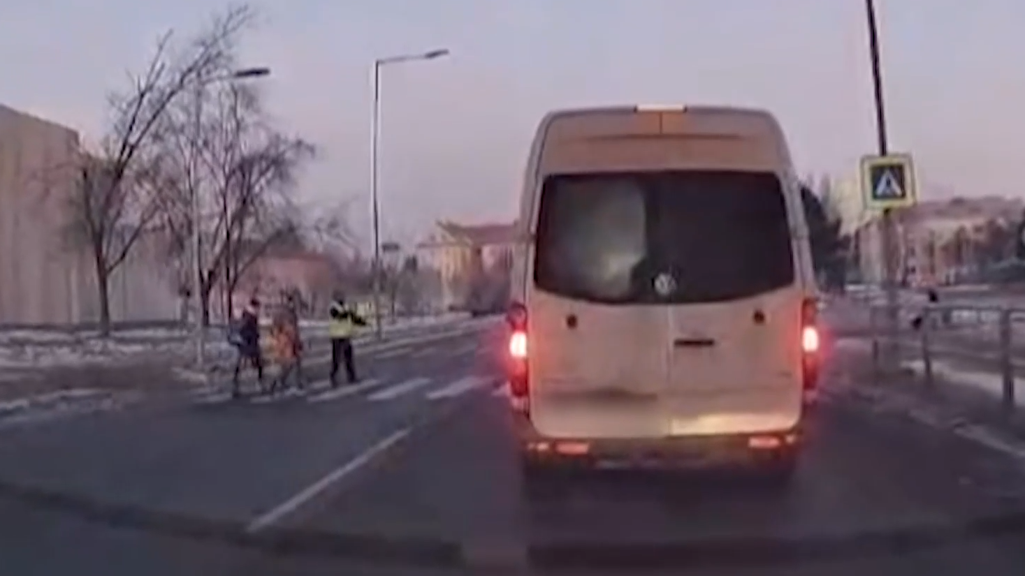 Policajt zachránil ľudí pred cestným pirátom - Správy STVR